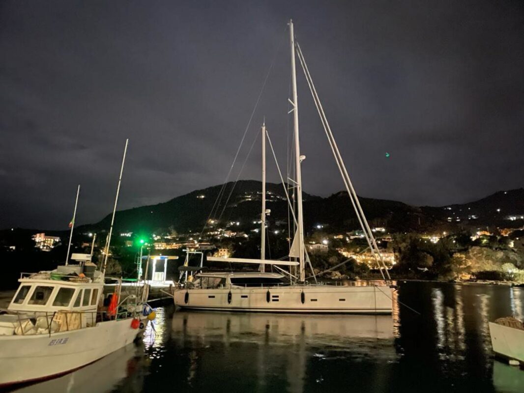 Moody 54 Deck Saloon | SeaIndependent