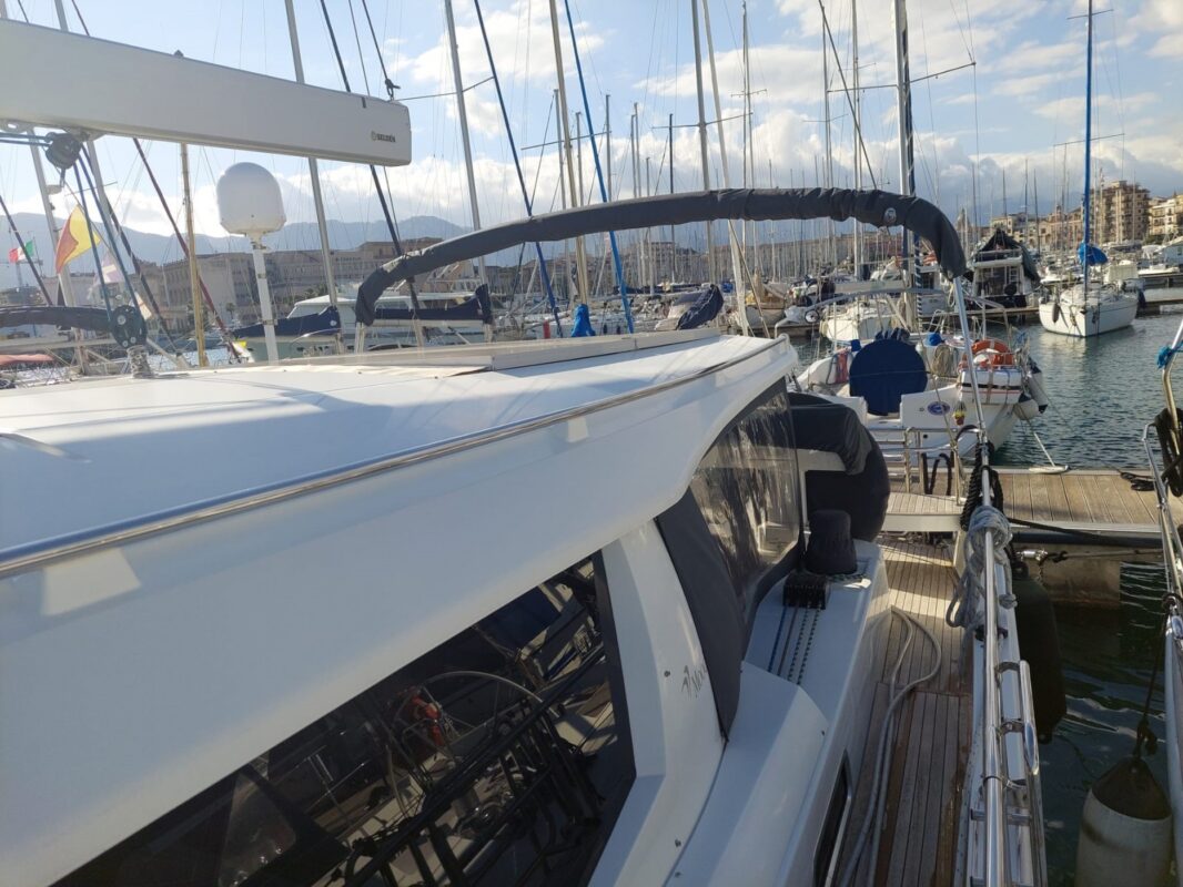 Moody 54 Deck Saloon | SeaIndependent